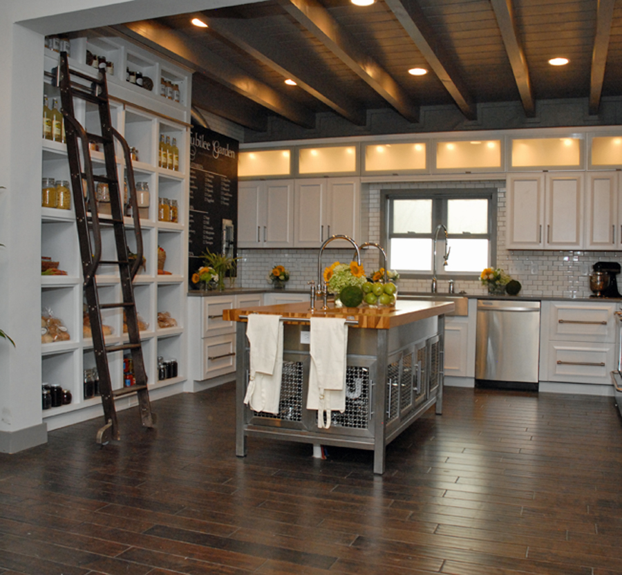 8 Clever Ways To Use A Rolling Library Ladder All Over The House ...